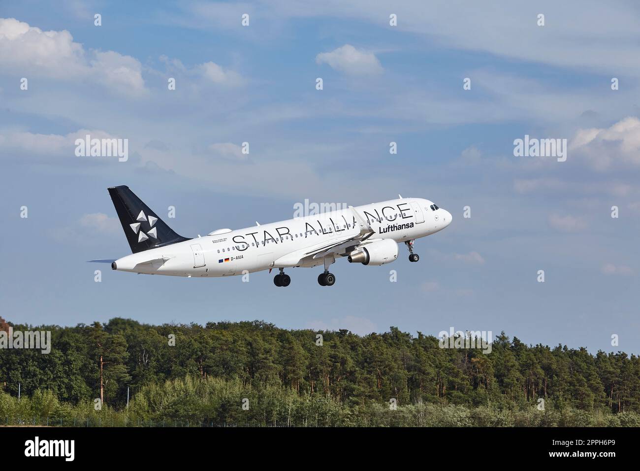Frankfurt Airport Fraport - Airbus A320-214 of Lufthansa (Star Alliance ...
