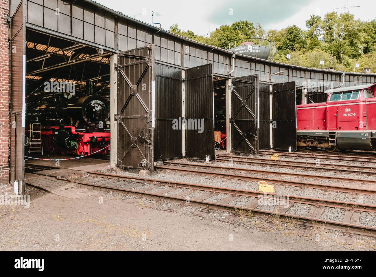 Vintage train engine in roundhouse hi-res stock photography and images ...