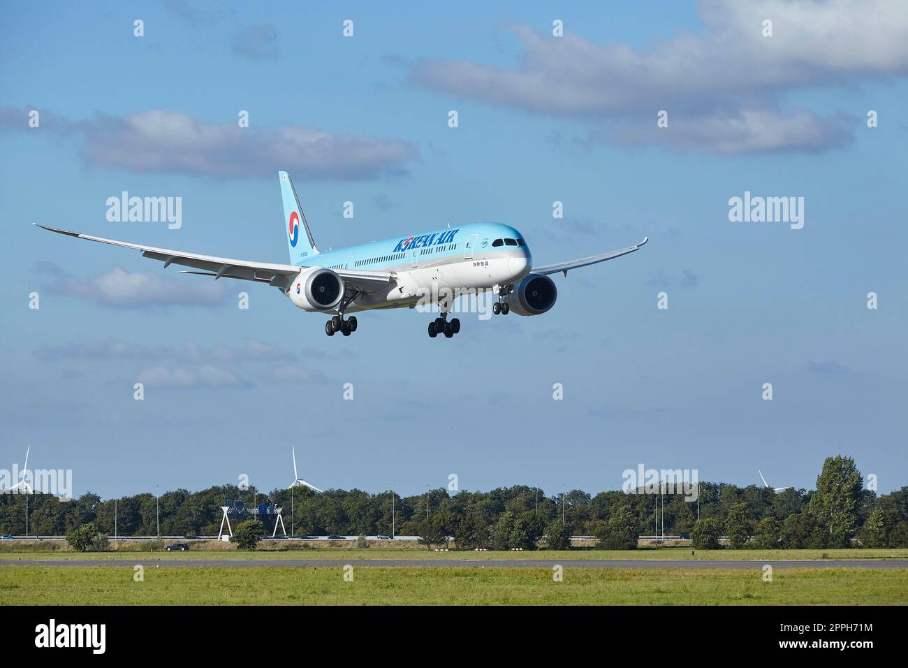 Boeing 787 dreamliner side view hi-res stock photography and images - Alamy