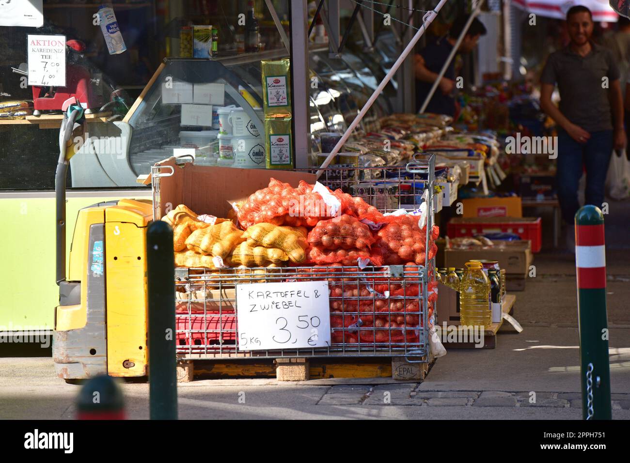 The Brunnenmarkt Market in Vienna Stock Photo - Alamy