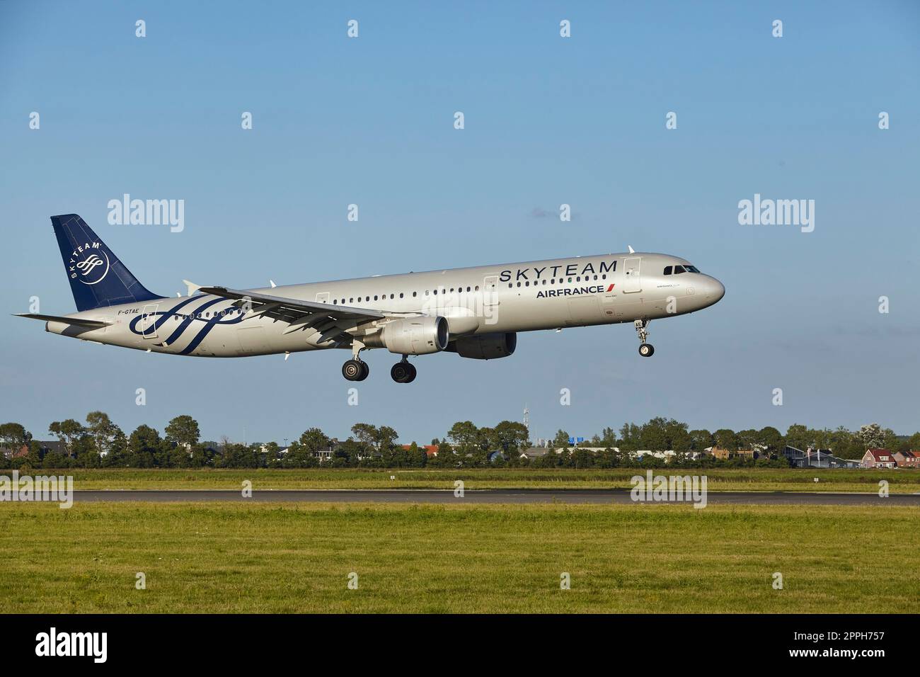 Airbus a321 lands hi-res stock photography and images - Alamy