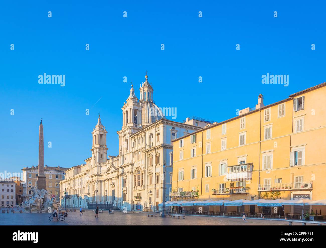 Sunrise light on Piazza Navona (Navona Square) buildings in Rome, Italy ...