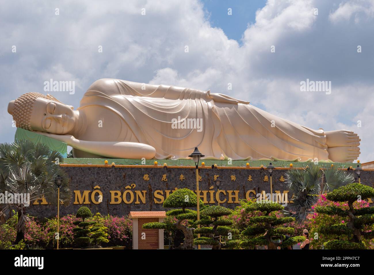 Lying Buddha statue Stock Photo - Alamy