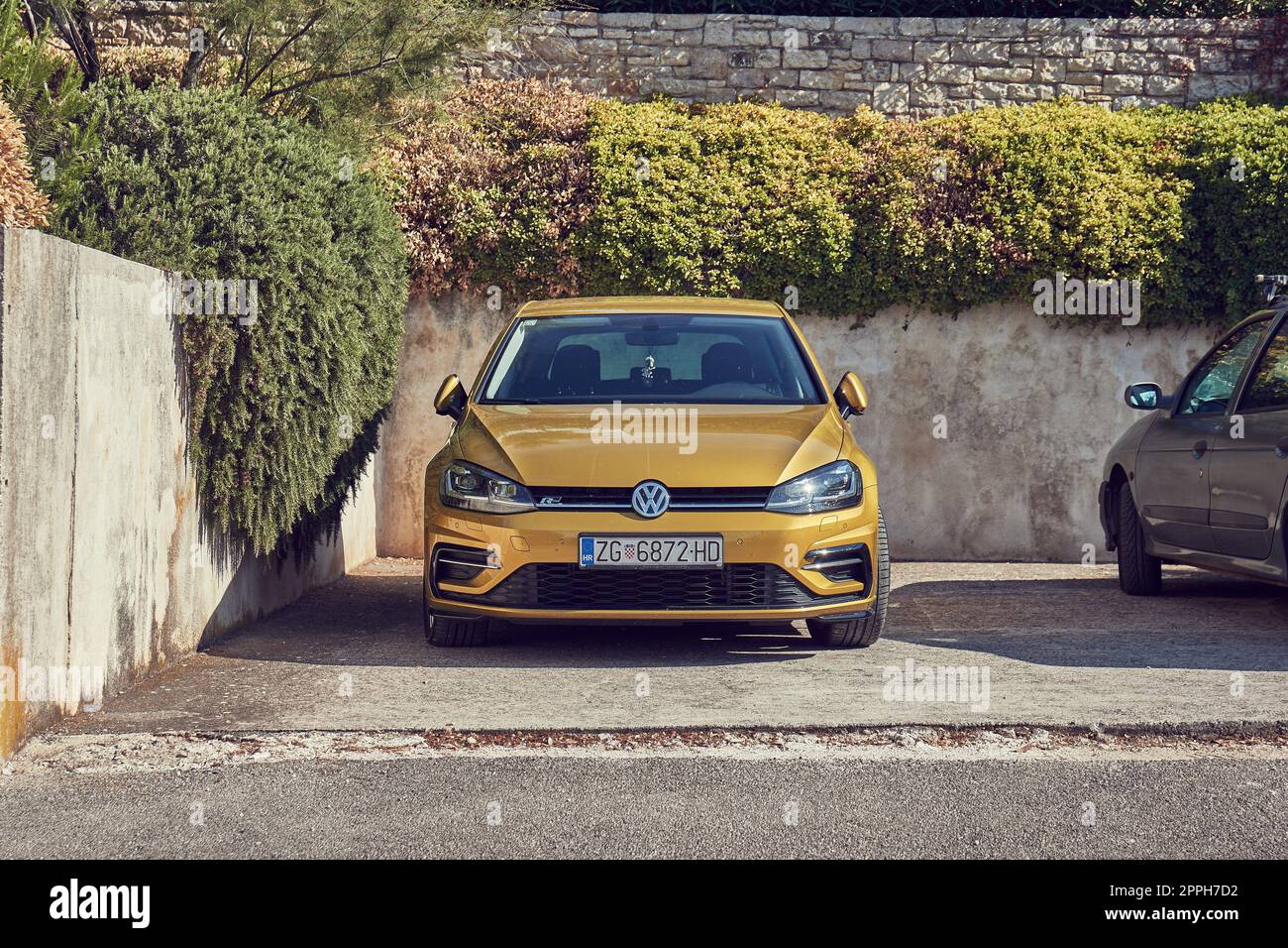 Driveway car hi-res stock photography and images - Alamy