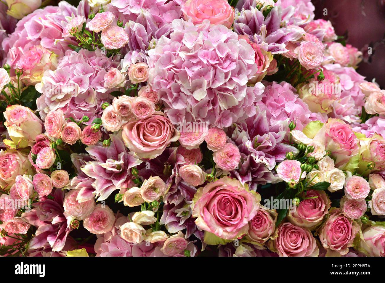 Big bouquet of pink roses Stock Photo - Alamy