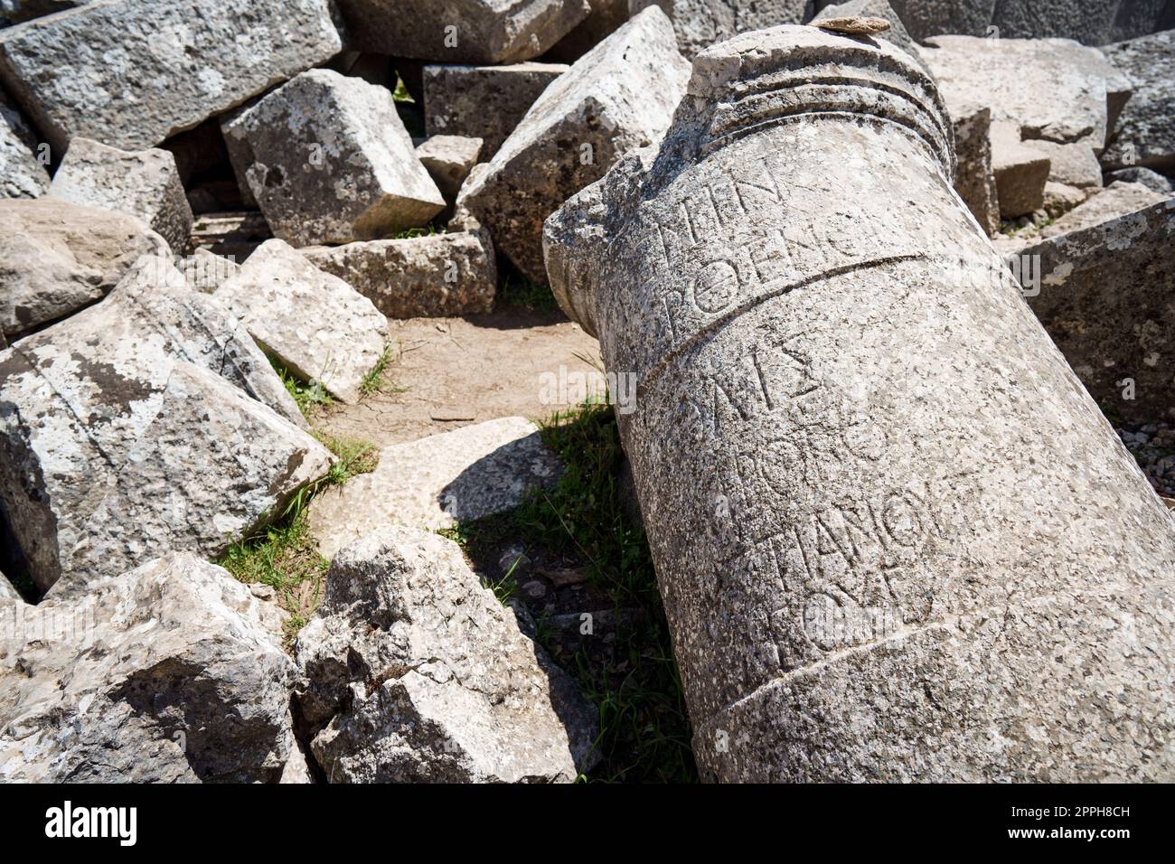 Broken classic ancient column Stock Photo - Alamy