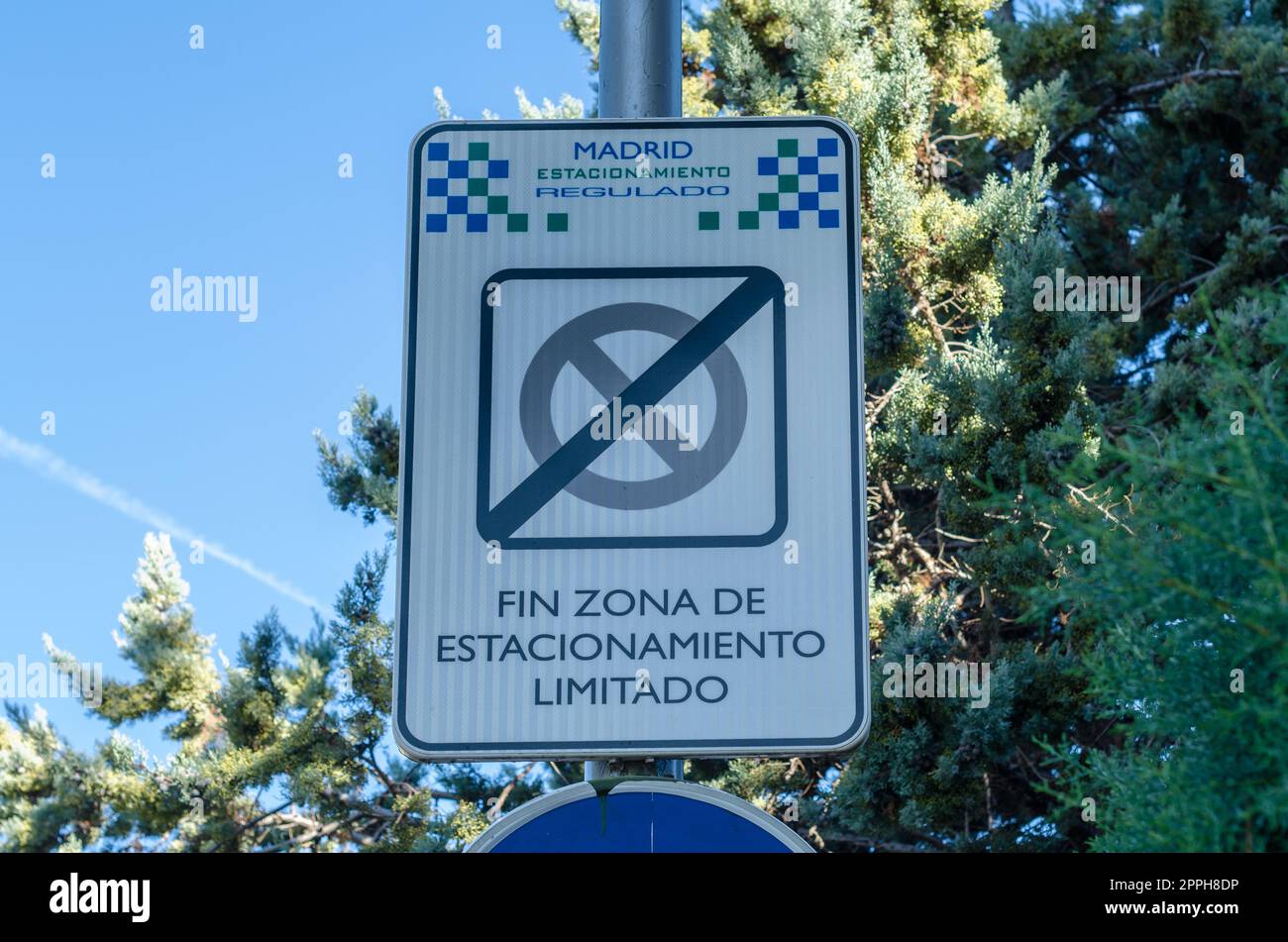 MADRID, SPAIN - SEPTEMBER 26, 2021: Sign indicating the exit of a ...
