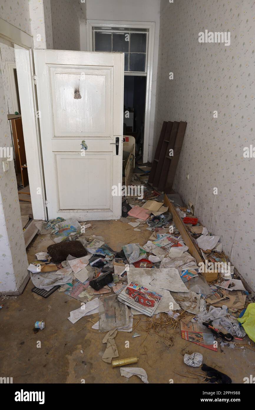 Family dirty room hi-res stock photography and images - Alamy