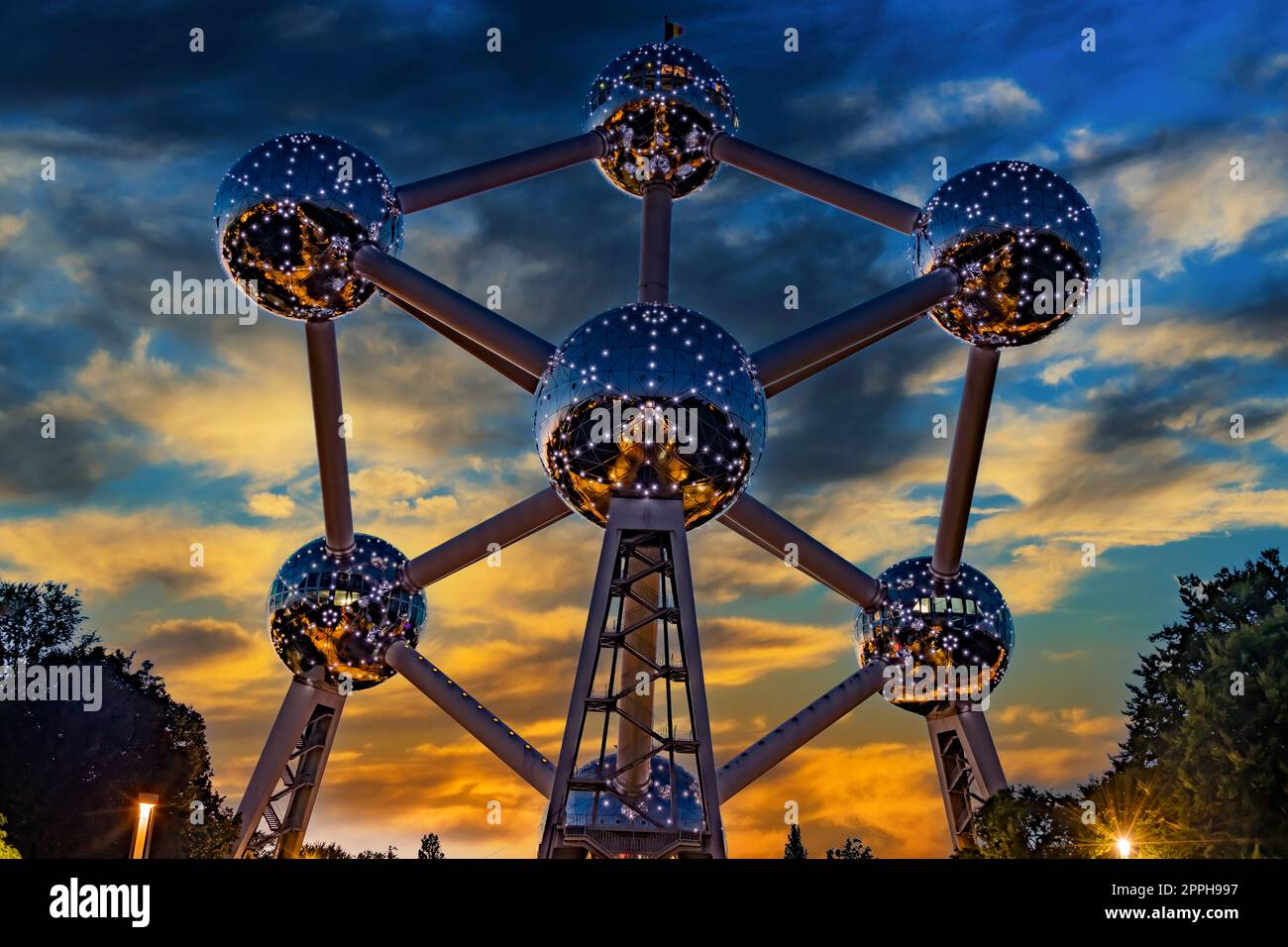 Atomium night view hi-res stock photography and images - Alamy