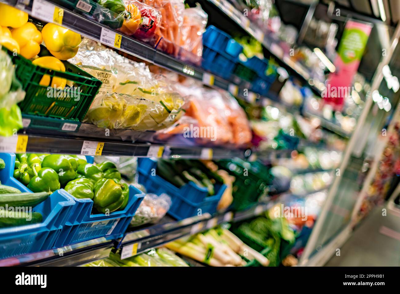 Fresh vegetables displayed in a supermarket Stock Photo - Alamy