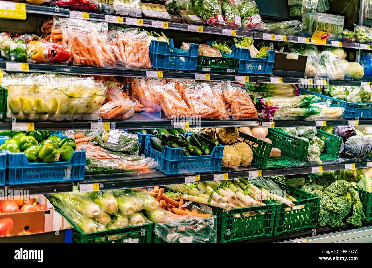 Vegetables display supermarket hi-res stock photography and images - Alamy