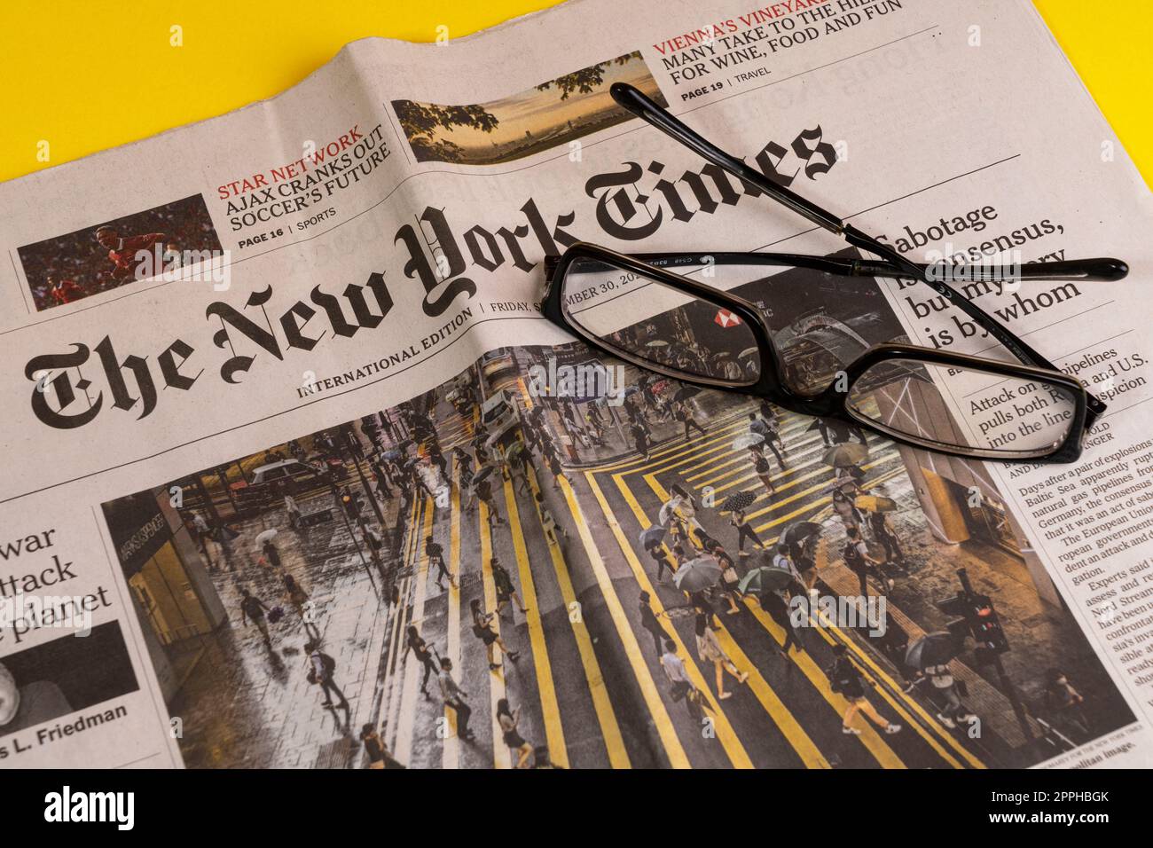 Reading the New York Times newspaper Stock Photo - Alamy