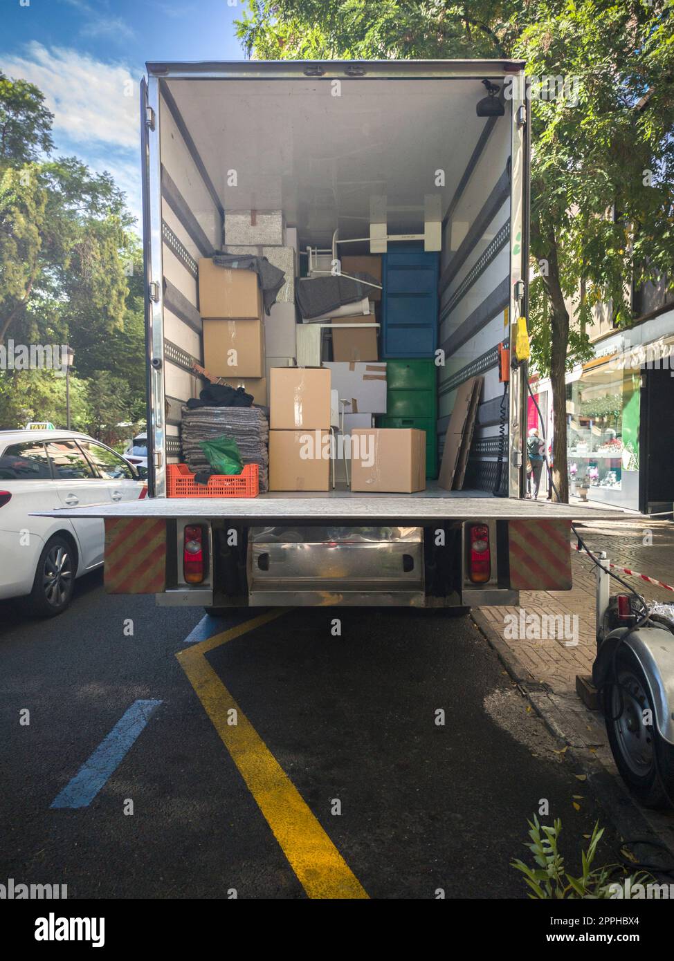 Loading blankets hi-res stock photography and images - Alamy