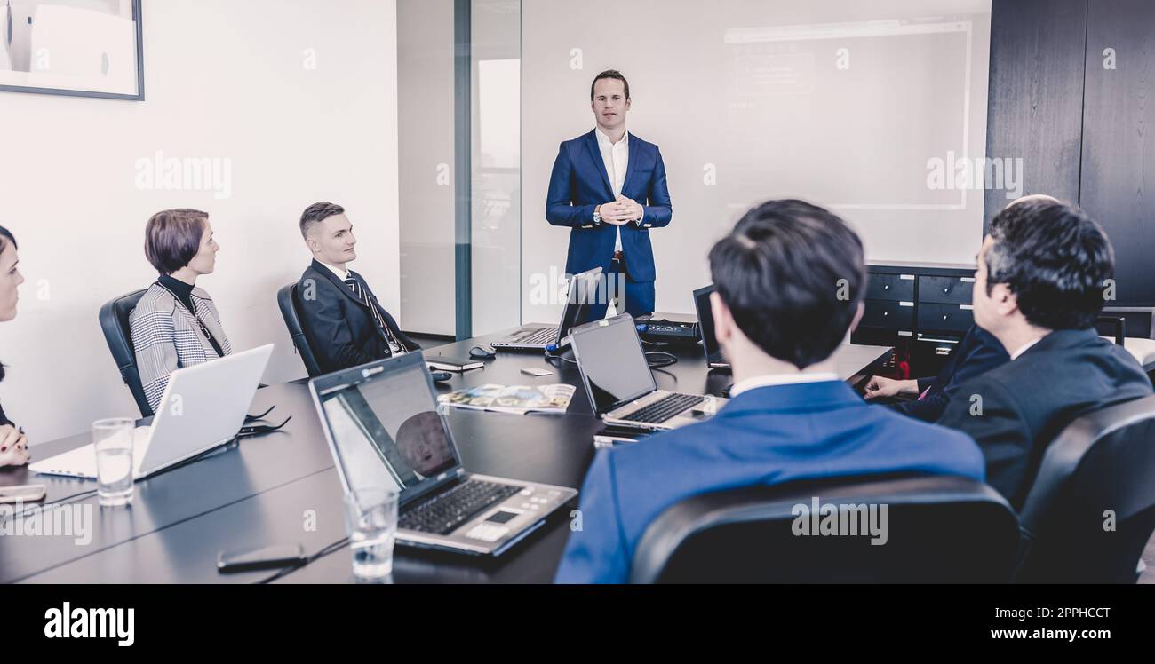 Female team leader business meeting hi-res stock photography and images ...
