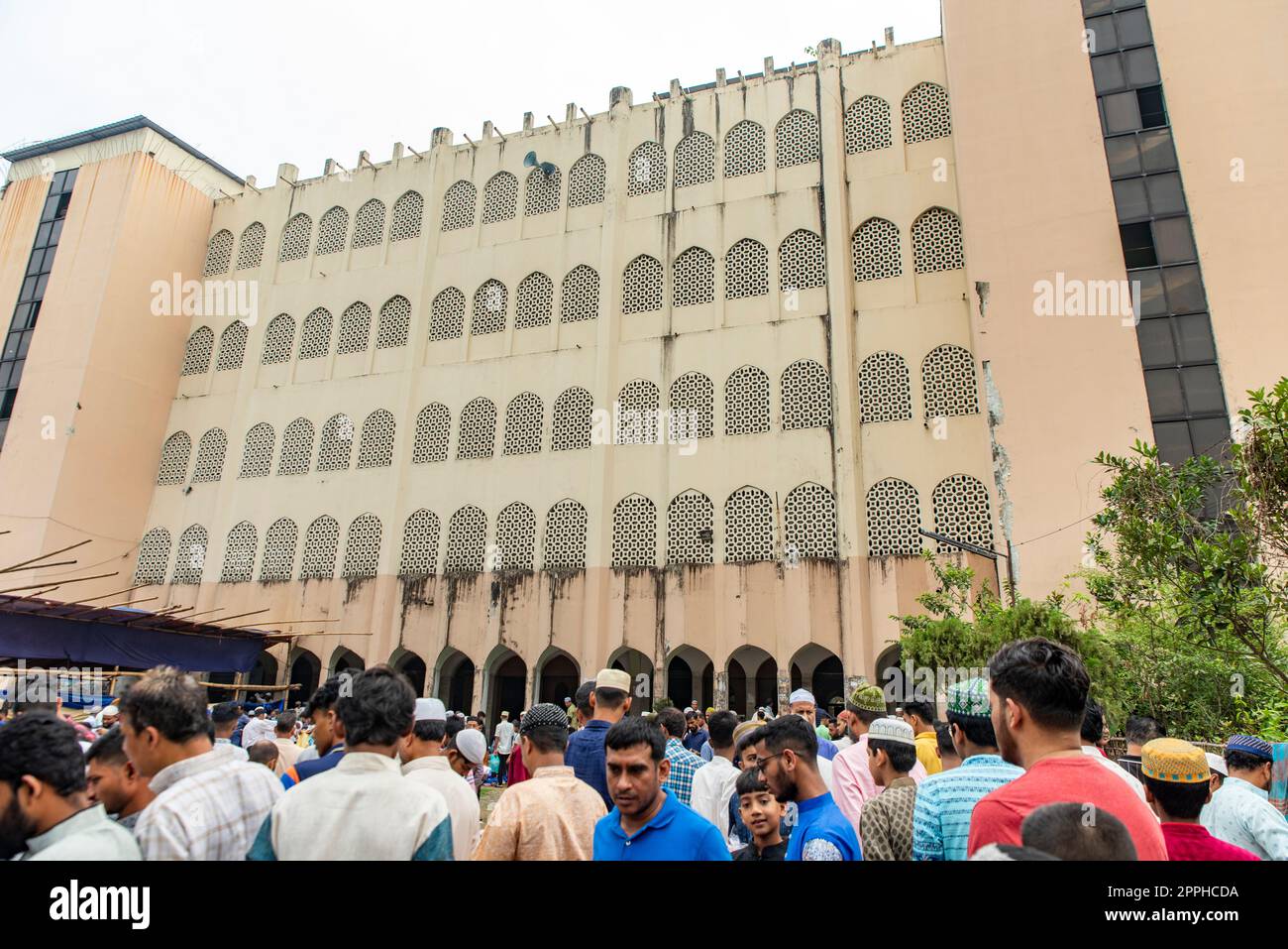 Jamiatul Falah Mosque is the largest mosque in Chittagong, Bangladesh ...