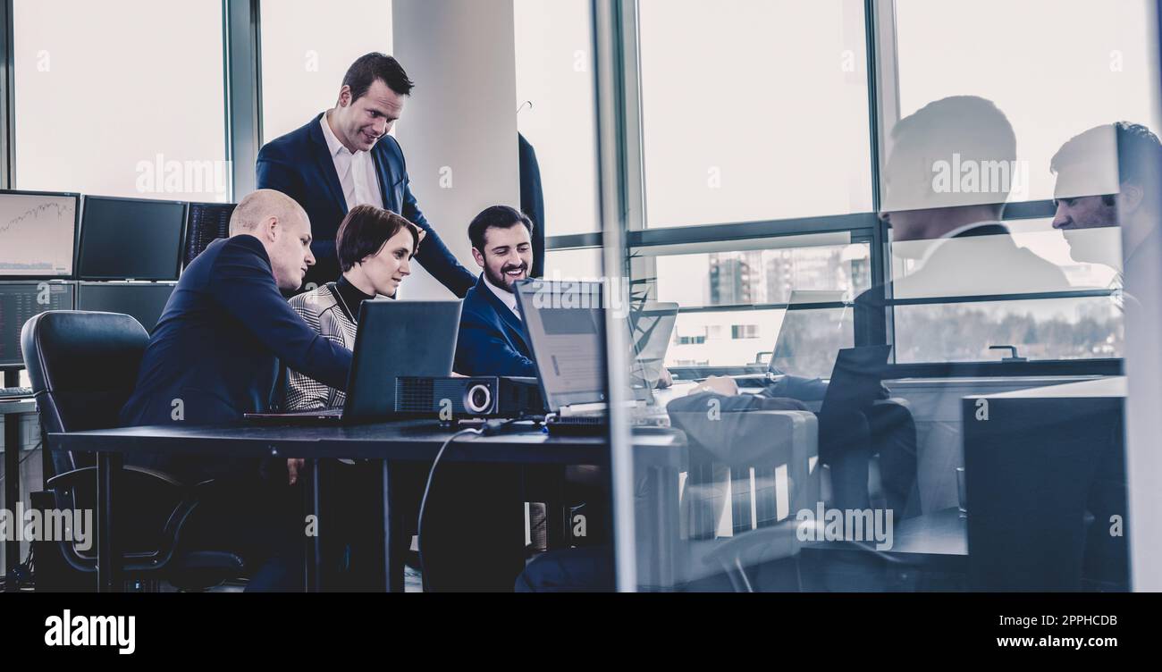 Business man explaining project team hi-res stock photography and ...