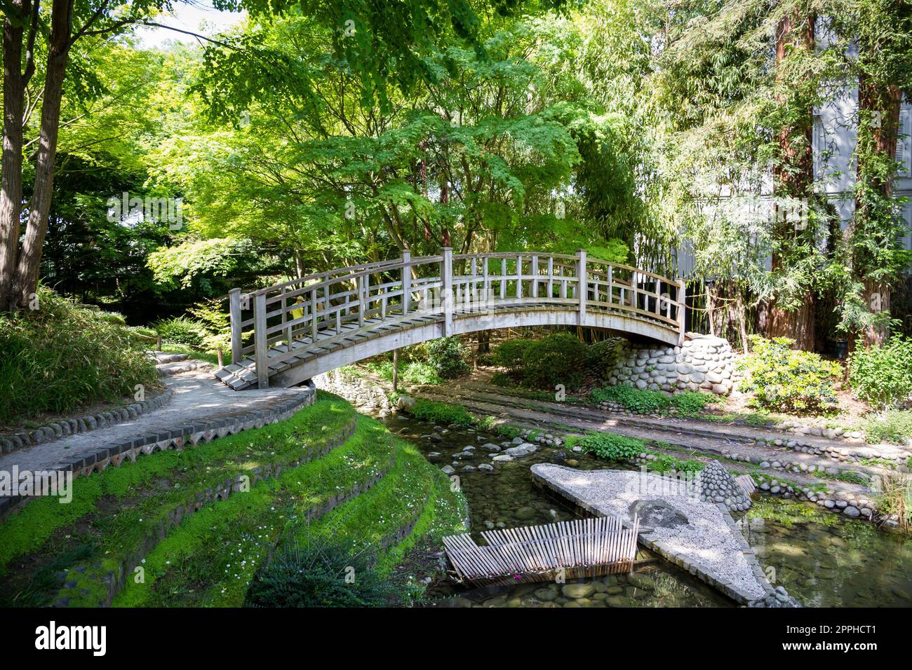 Traditional wooden bridge on a japanese garden pond Stock Photo - Alamy