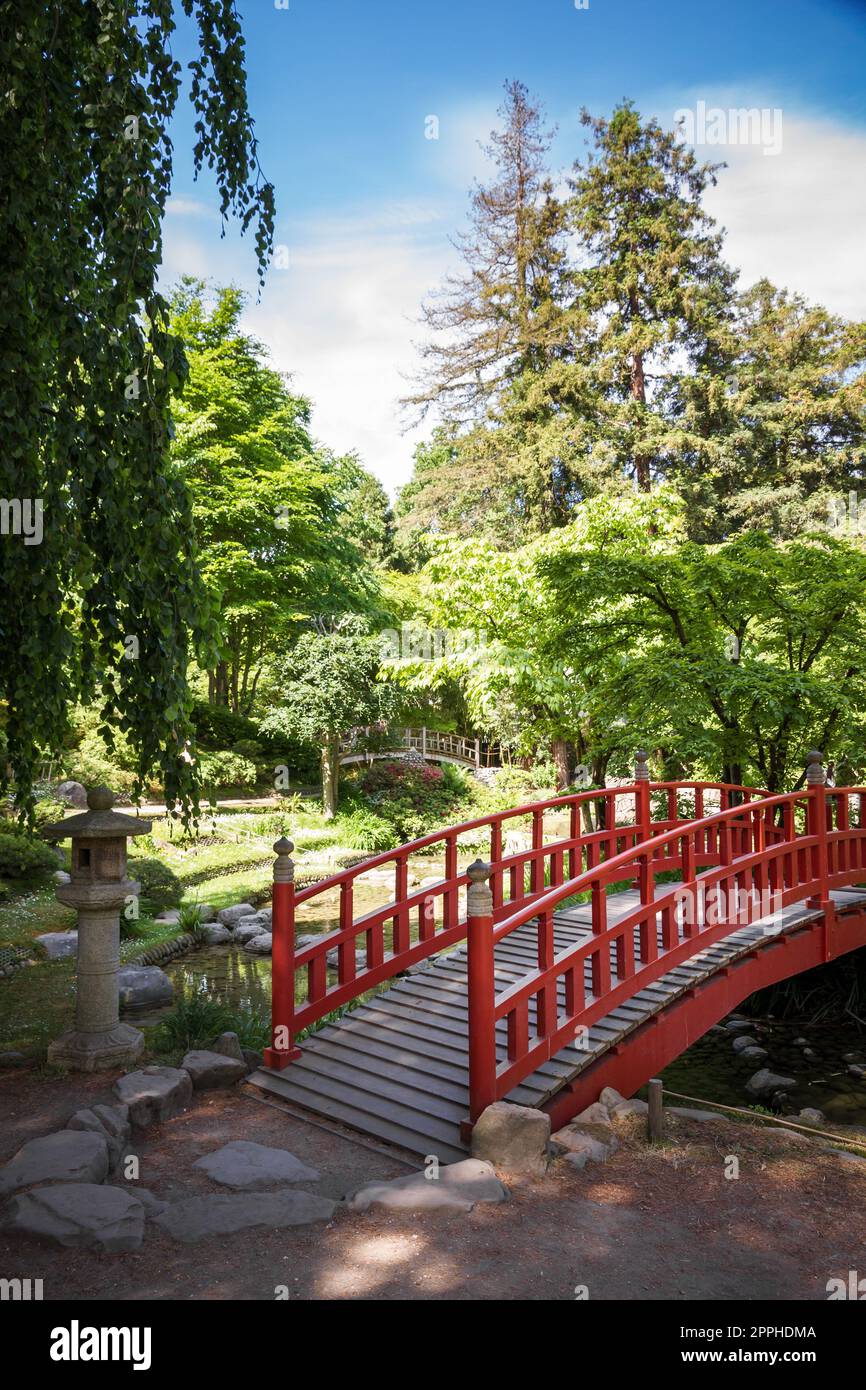 Wooden bridge garden hi-res stock photography and images - Alamy