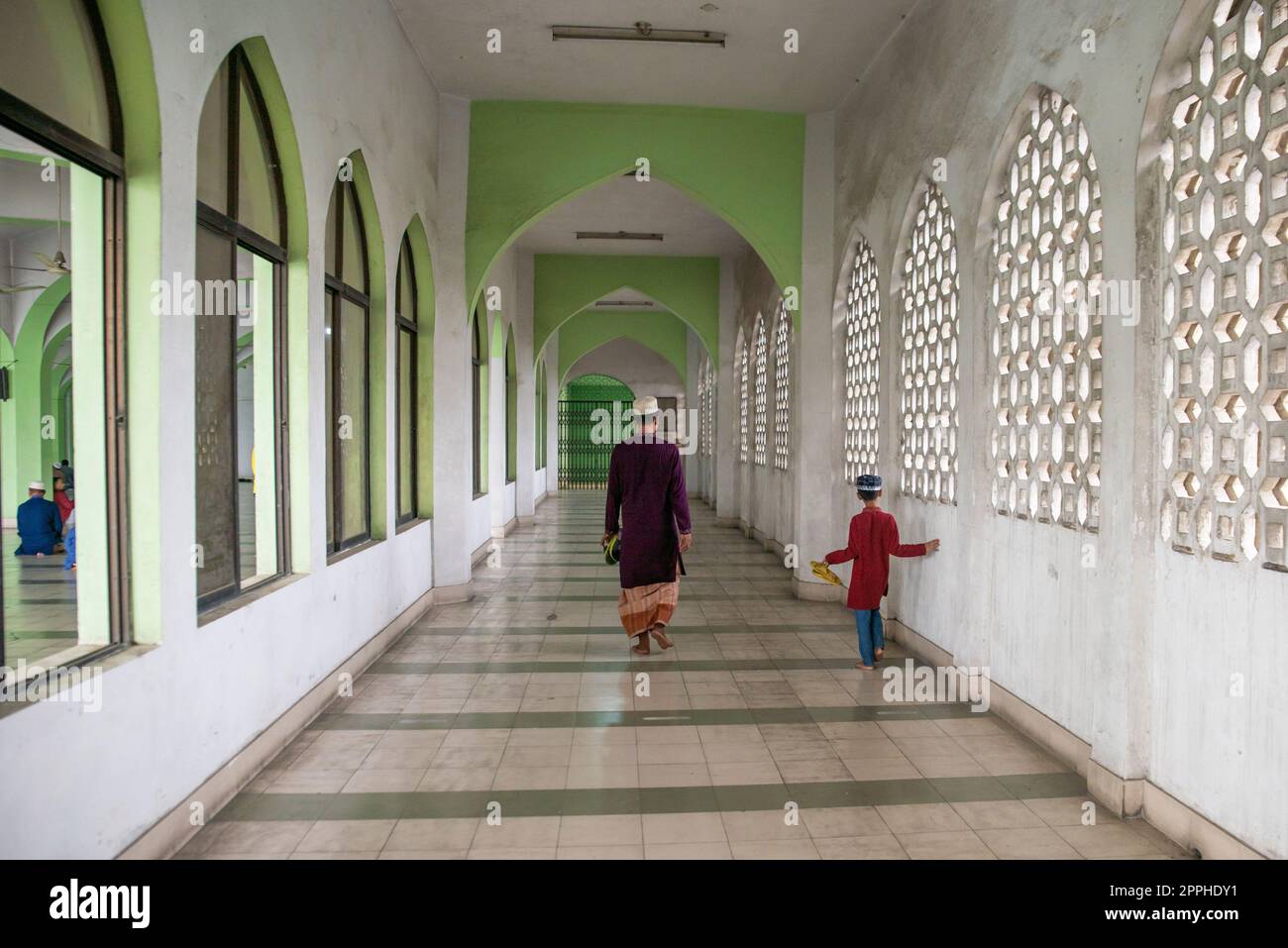 Jamiatul Falah Mosque is the largest mosque in Chittagong, Bangladesh ...
