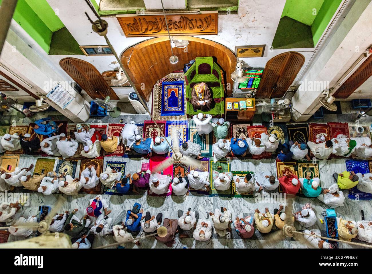 Jamiatul Falah Mosque is the largest mosque in Chittagong, Bangladesh ...