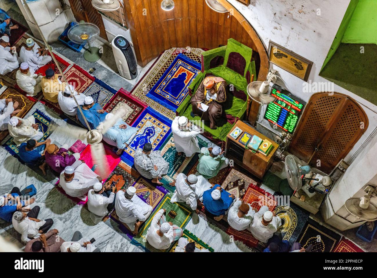 Jamiatul Falah Mosque is the largest mosque in Chittagong, Bangladesh ...
