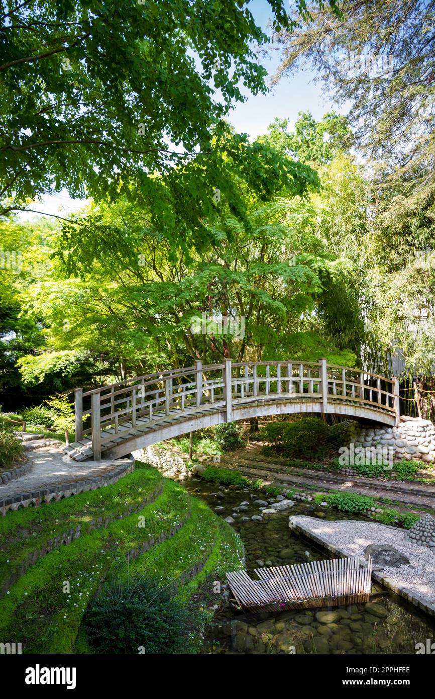 Wooden bridge garden hi-res stock photography and images - Alamy