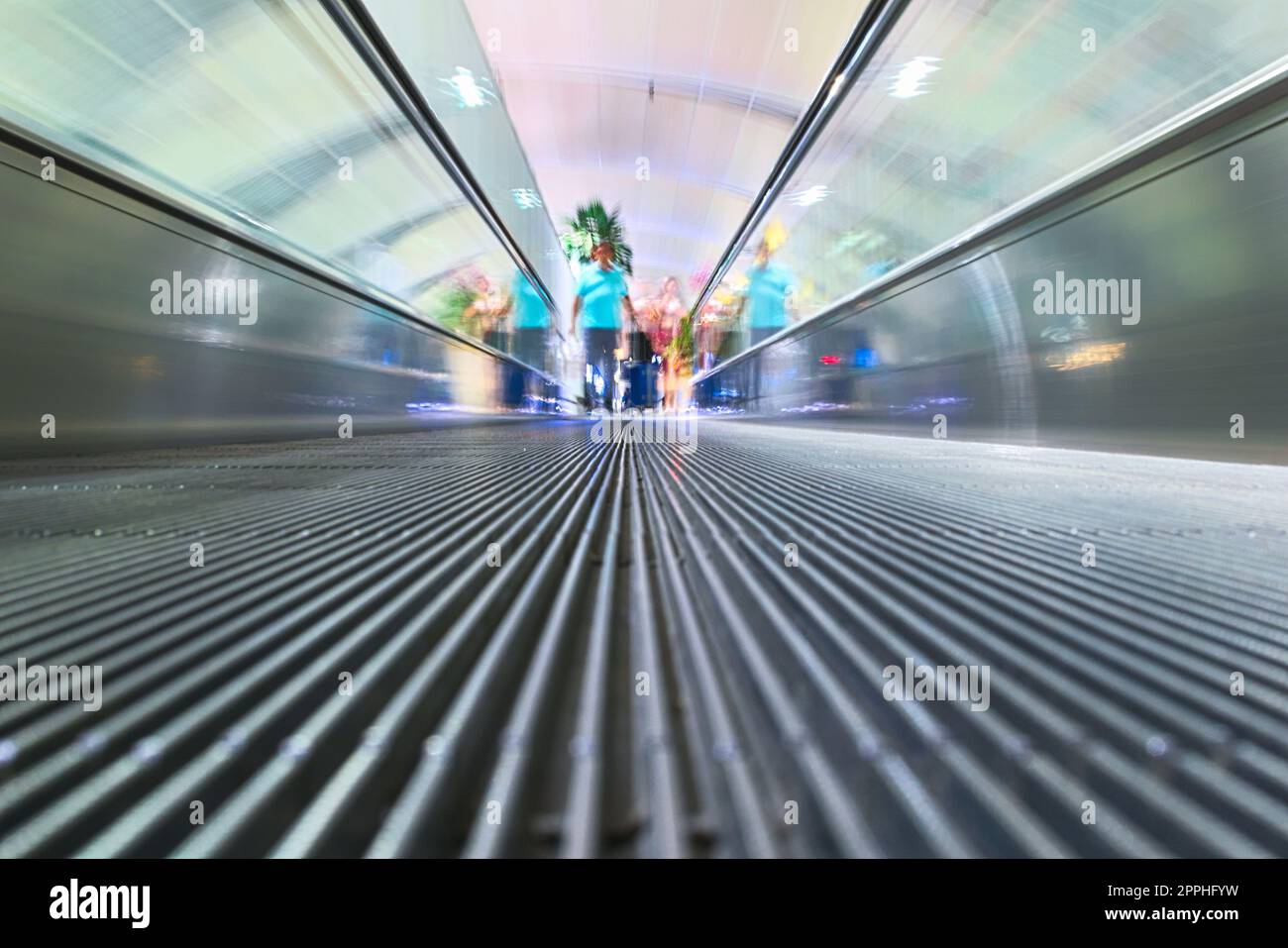 Airport moving walkway hi-res stock photography and images - Alamy