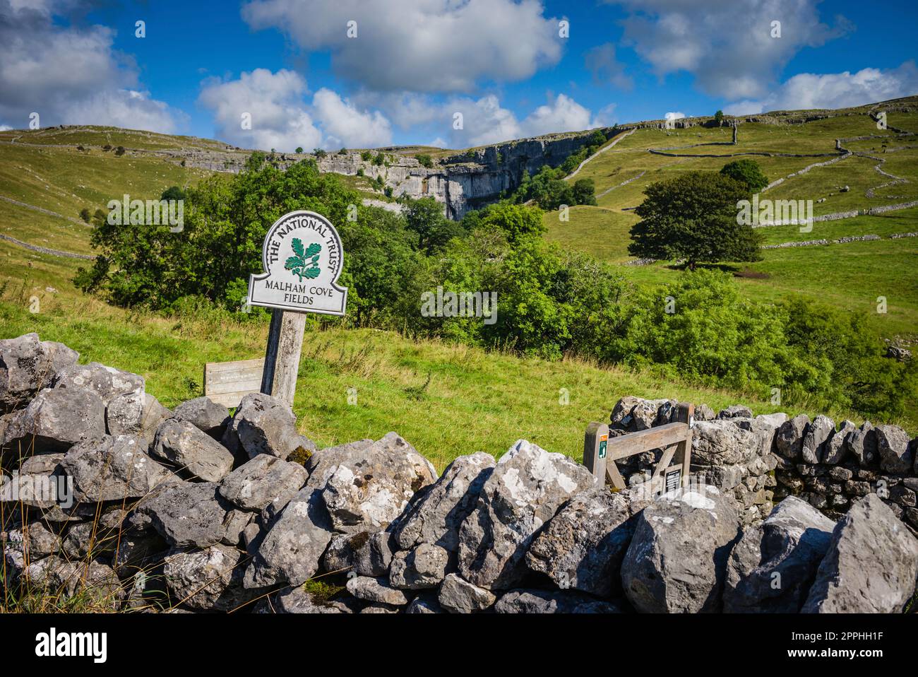 Malham drystone hi-res stock photography and images - Alamy
