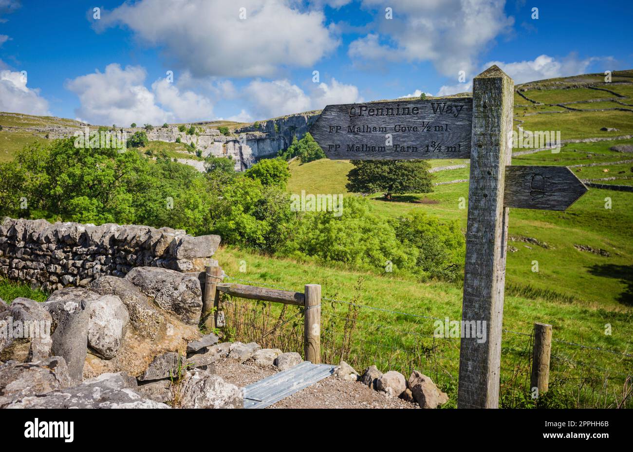 Malham Cove, Yorkshire Dales national Park Stock Photo - Alamy