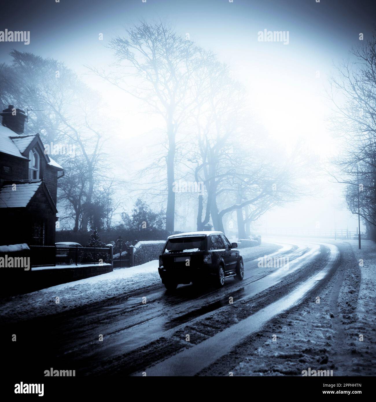 Winter driving as a Range Rover enters Clitheroe, Ribble Valley ...