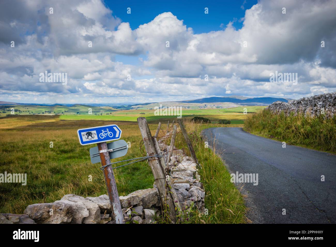 Yorkshire dales cycleway sign hi-res stock photography and images - Alamy