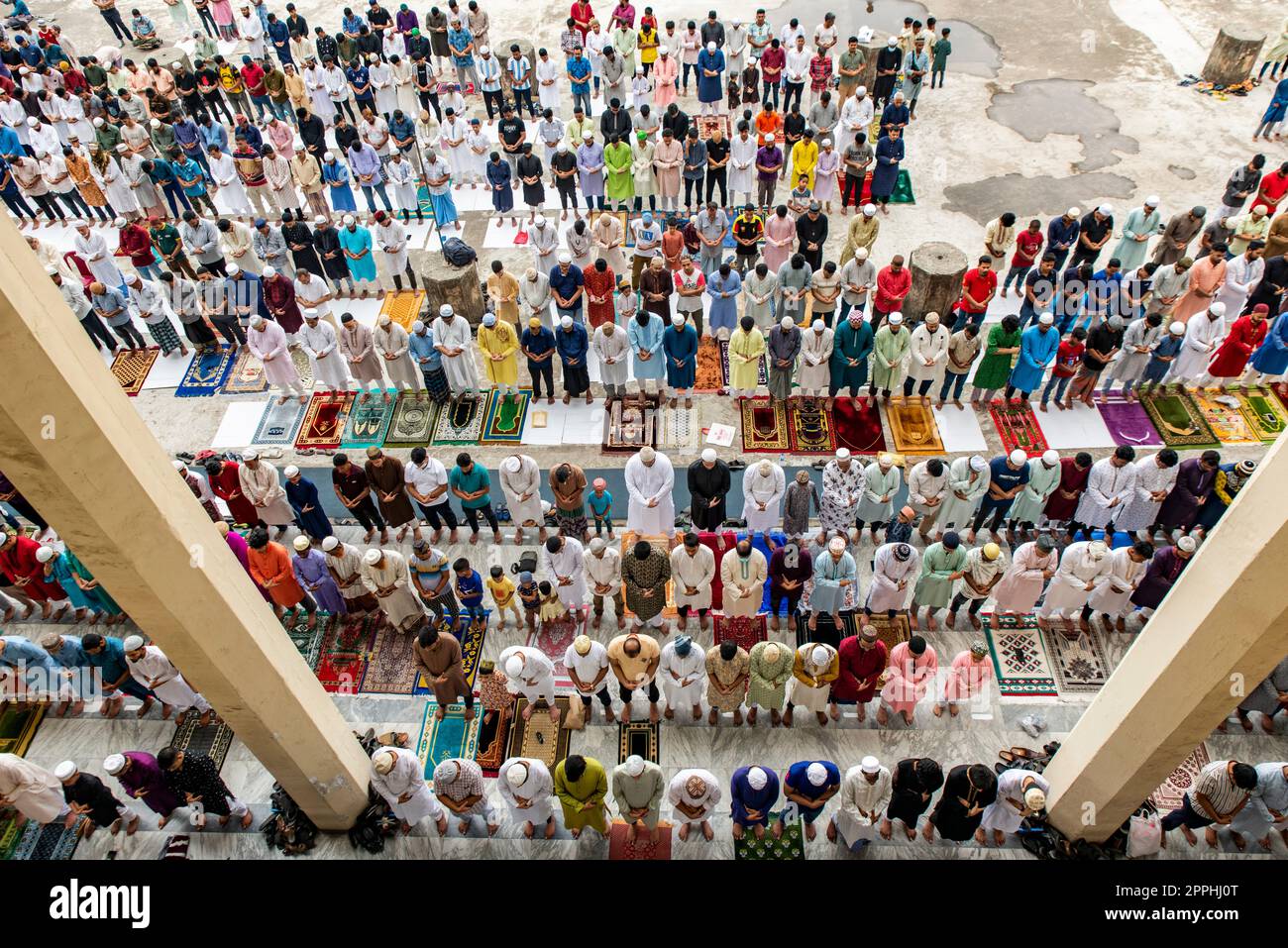 Jamiatul Falah Mosque is the largest mosque in Chittagong, Bangladesh, able to hold 5,000 ...