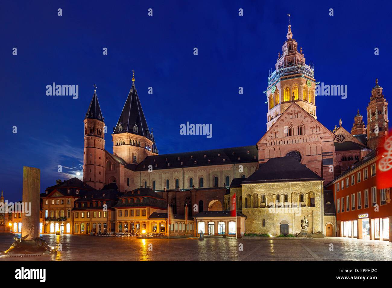 The Mainz Cathedral at night Stock Photo - Alamy