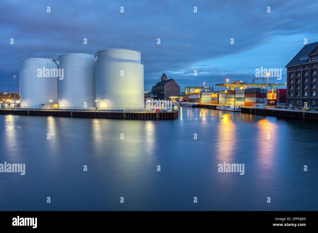 Night storage tank hi-res stock photography and images - Alamy