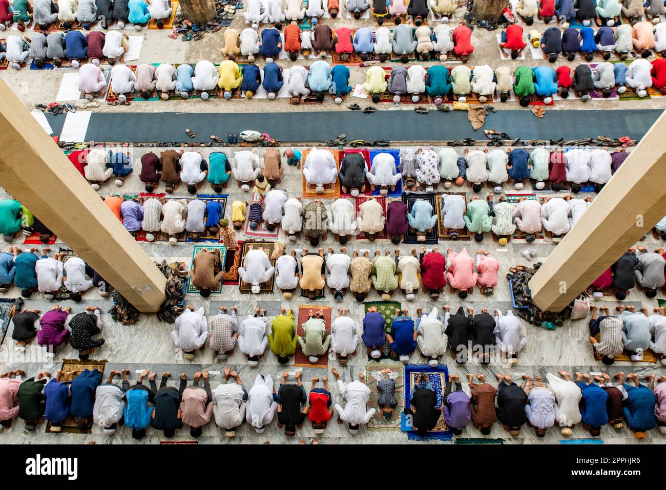 Jamiatul Falah Mosque is the largest mosque in Chittagong, Bangladesh ...