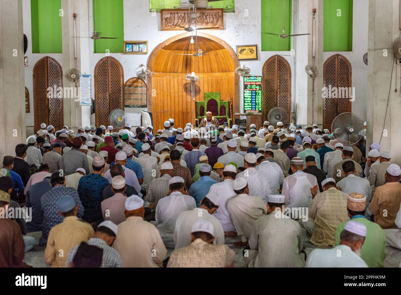 Jamiatul Falah Mosque is the largest mosque in Chittagong, Bangladesh, able to hold 5,000 ...