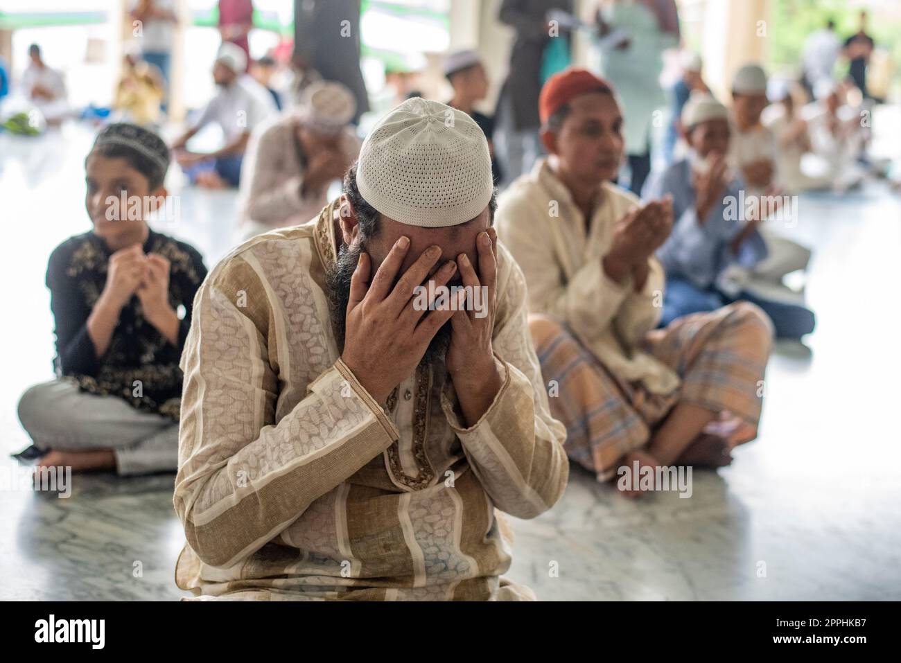 Jamiatul Falah Mosque is the largest mosque in Chittagong, Bangladesh ...