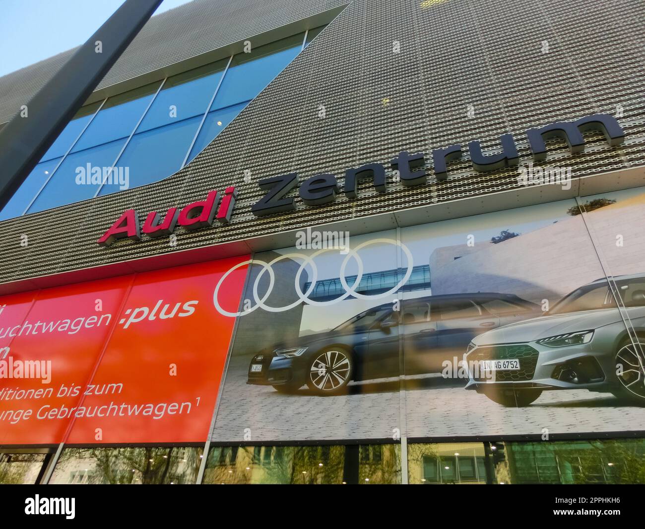 Metal audi logo hi-res stock photography and images - Alamy