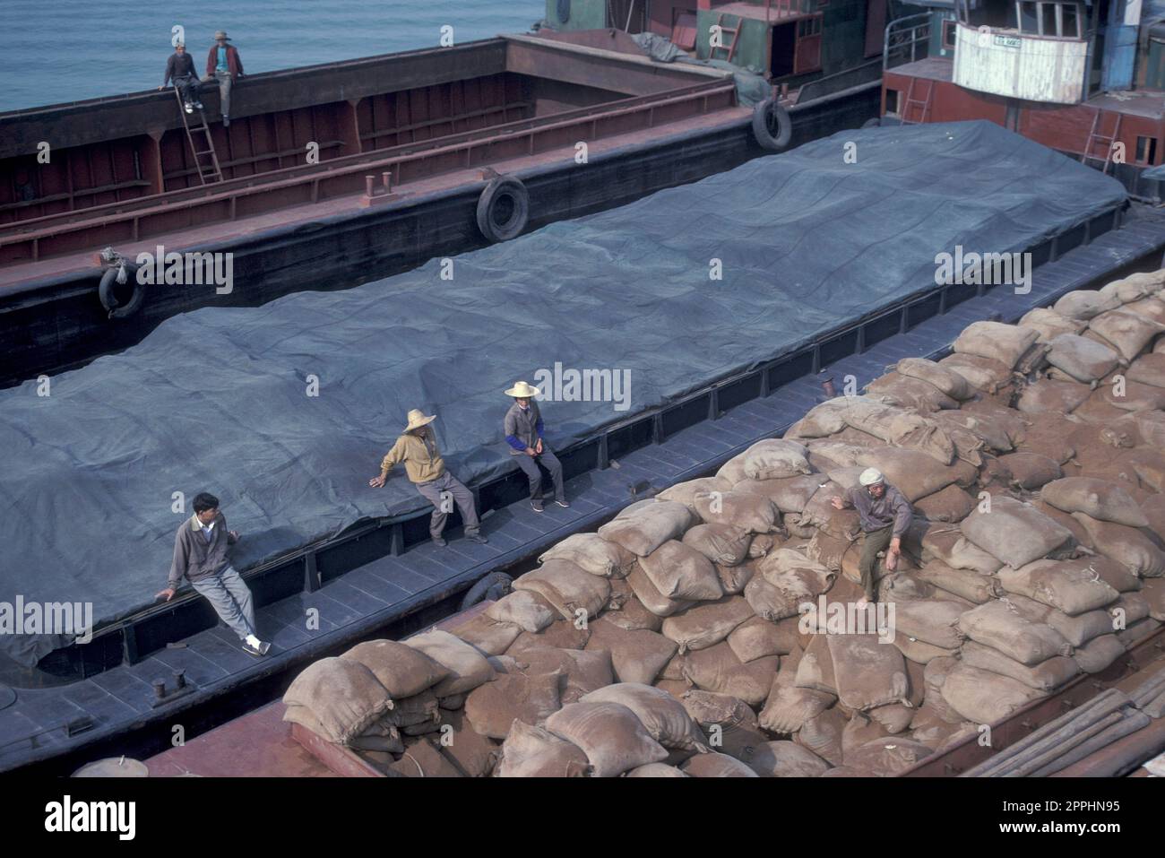 China ship construction hi-res stock photography and images - Alamy