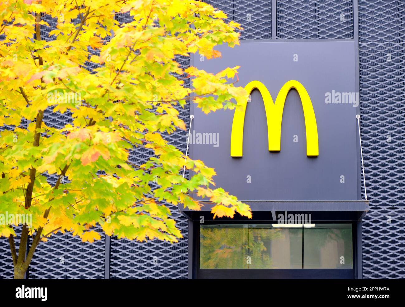 Mcdonalds fast food restaurant sign hi-res stock photography and images ...
