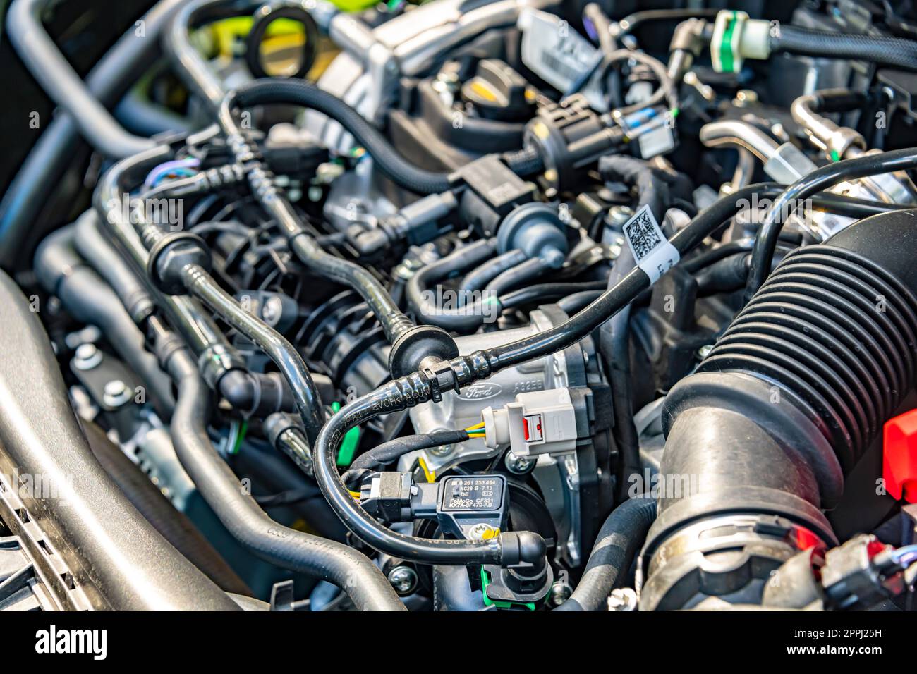 Ford Puma 1.0 EcoBoost hybrid engine Stock Photo - Alamy