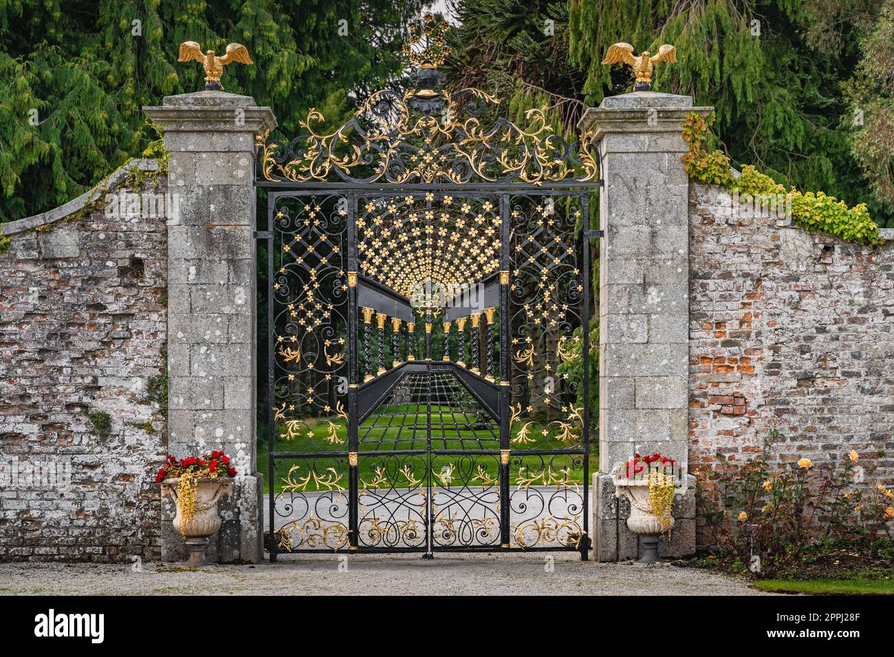 Ornate black and gold gate hi-res stock photography and images - Alamy