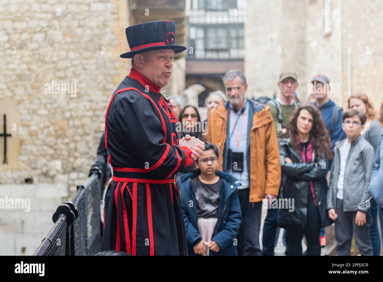 Yeoman Warder talking to visitors, Tower of London, England, Uk Stock ...