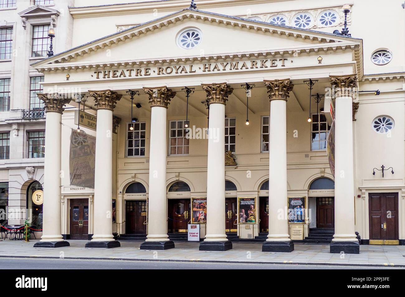 National gallery of victoria great hall hi-res stock photography and ...