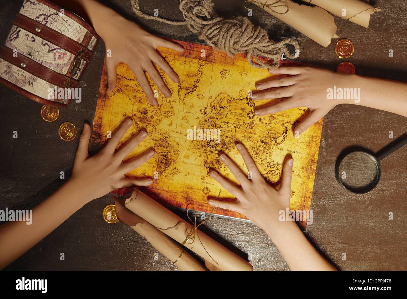 Gold treasure chest top view hi-res stock photography and images - Alamy