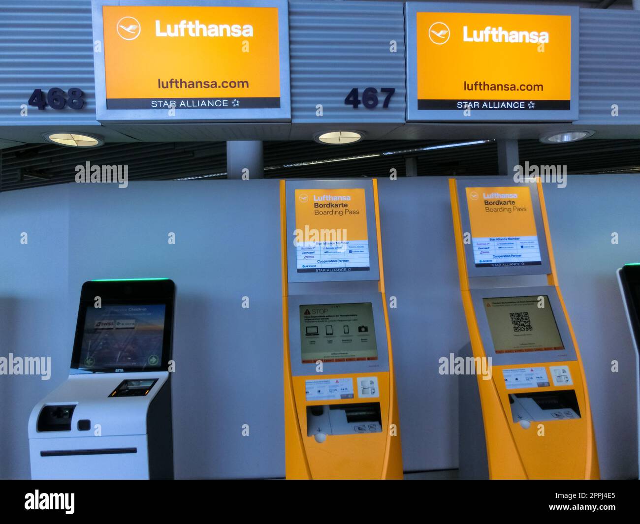 Self-service check-in facilities at Airport Stock Photo - Alamy