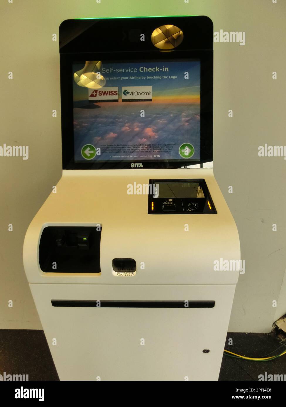 Self-service check-in facilities at Airport Stock Photo - Alamy