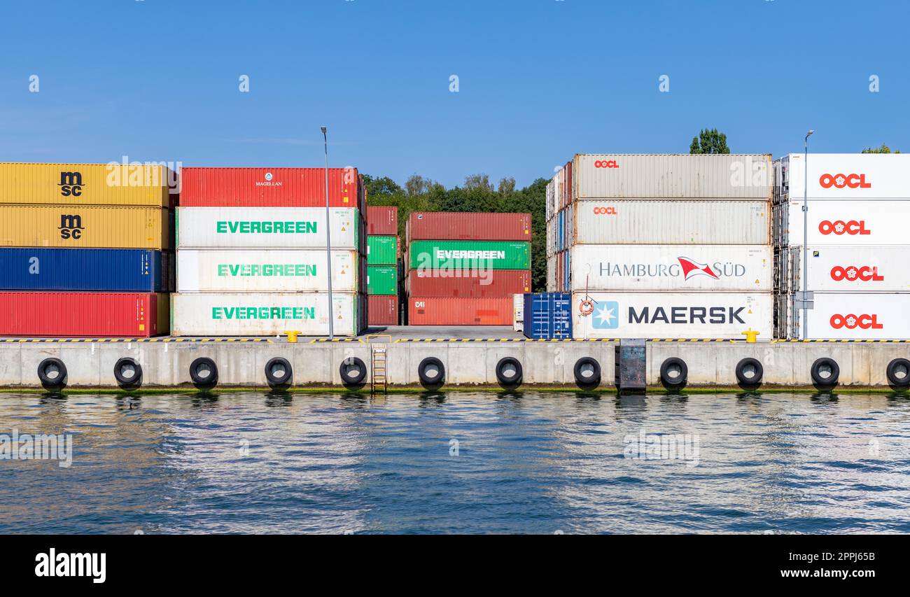 Oocl containers hi-res stock photography and images - Alamy