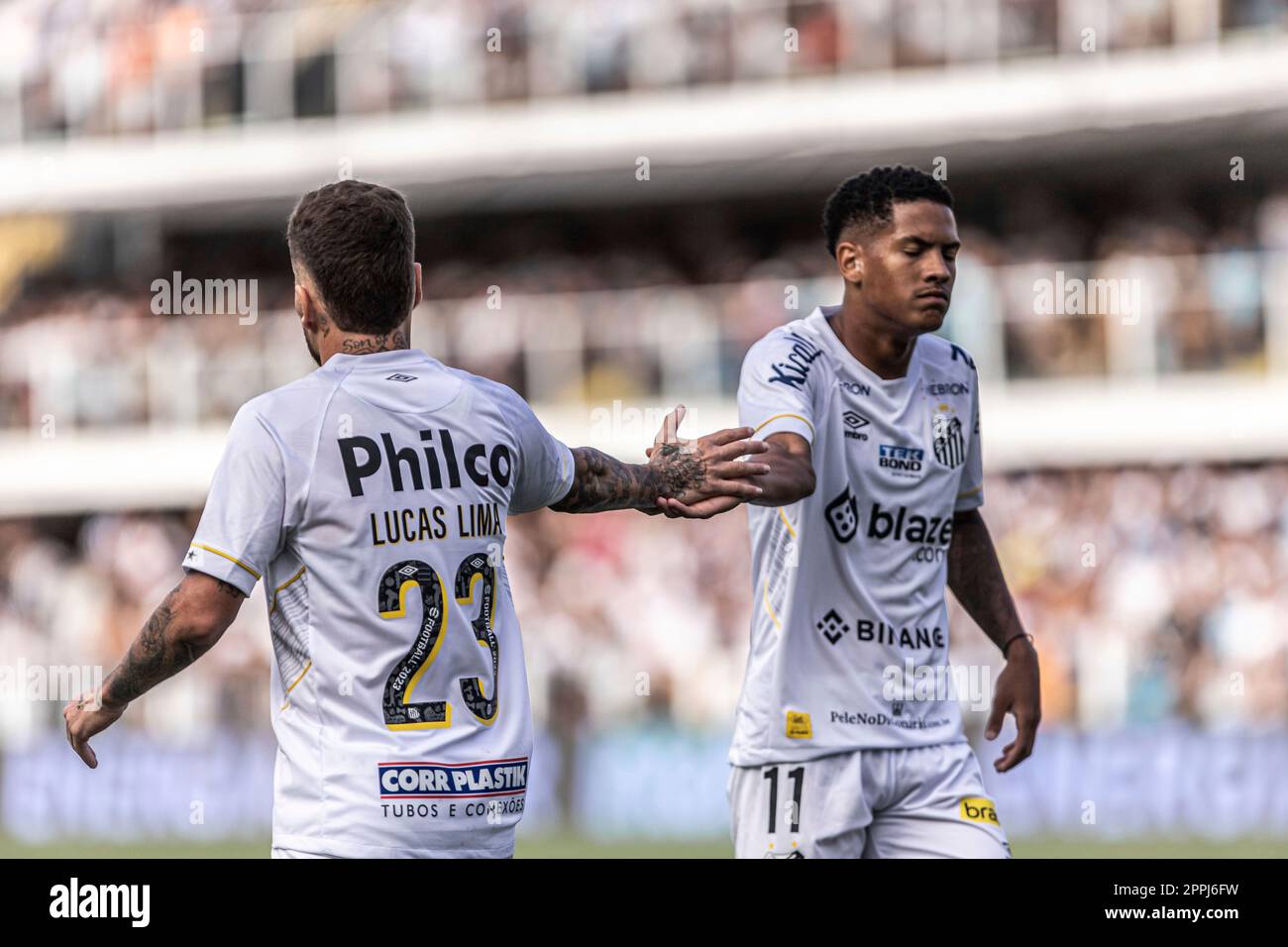 SP - SANTOS - 04/23/2023 - BRASILEIRO A 2023, SANTOS X ATLETICO-MG - Santos players Angelo and ...