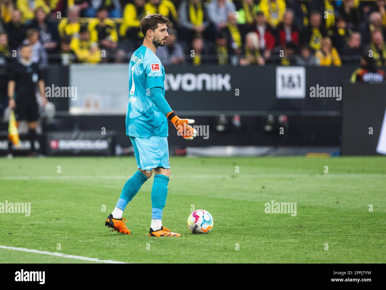 Dortmund, SignaI Iduna Park, 22.04.23: Torwart Kevin Trapp (Frankfurt) am Ball beim Spiel der 1 ...